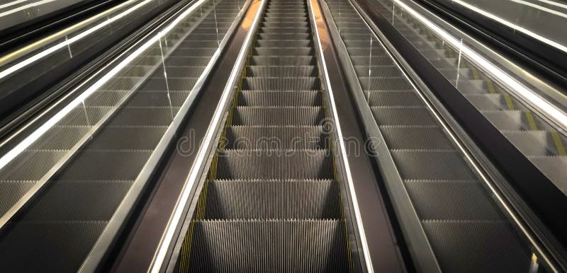 Coupe-circuit Des Escalators Multiples Photo stock - Image of route ...