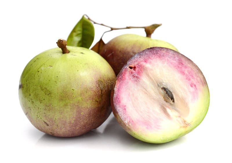 Coupe De Caïmite Demi Sur Le Fond Blanc Photo stock - Image du contre ...