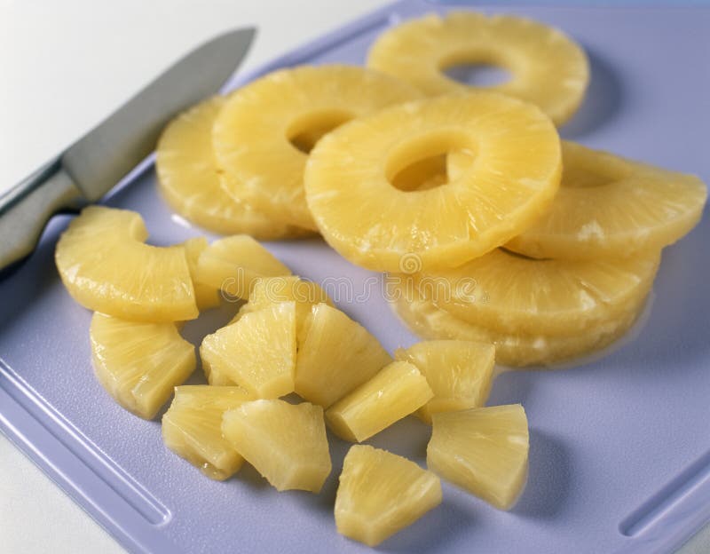 Couper En Tranches L'ananas Image stock - Image du beignet, fruits ...