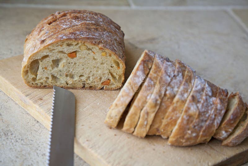 Couper en tranches le pain photo stock. Image du italien - 5478428