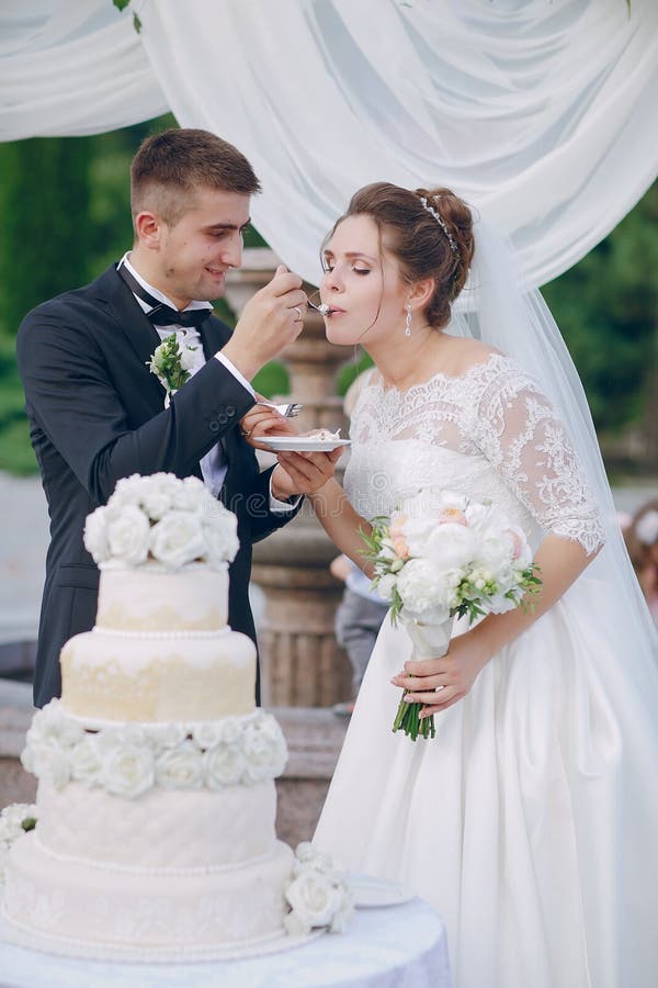 Couple with wedding cake stock image. Image of knife - 87386187