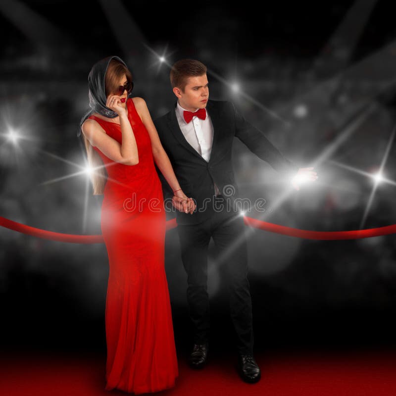 Homme Dans Un Costume Sur Le Tapis Rouge Et Dissimulation Des Paparazzi ...