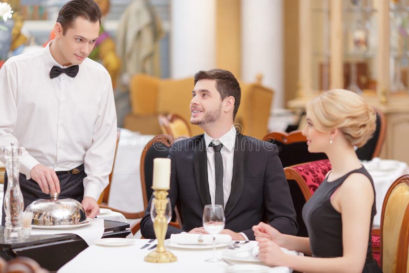 Serveur in Le Restaurant De Luxe Image stock - Image du service ...