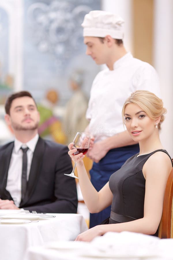 Serveur in Le Restaurant De Luxe Image stock - Image du service ...