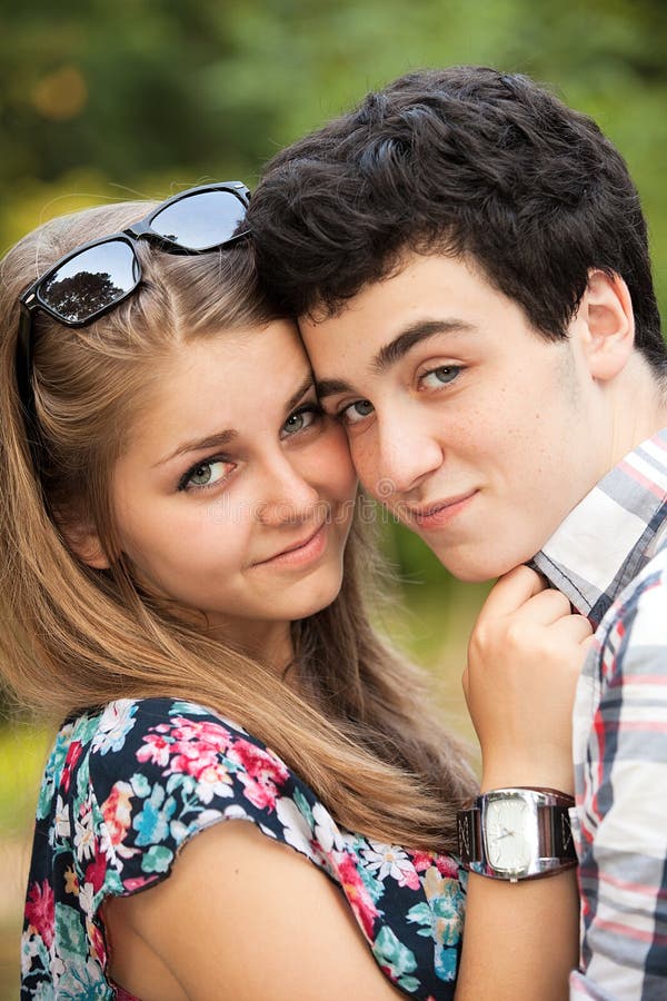 Portrait D'un Jeune Couple D'adolescents Heureux Photo stock - Image du ...