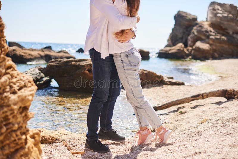 Dans Des Couples Damour Environ à Embrasser Sur La Plage Image Stock
