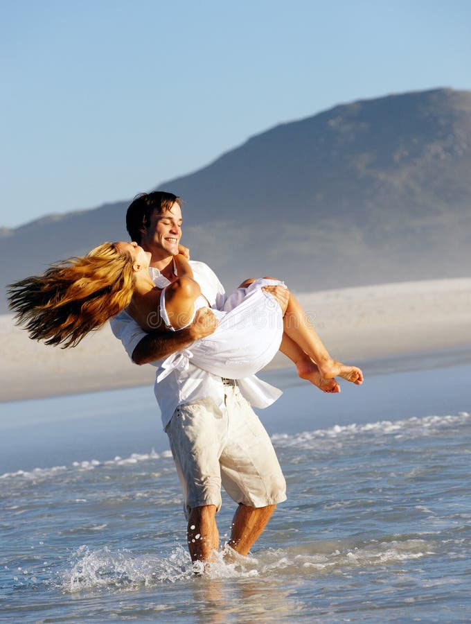 Couples De Rotation De Lune De Miel Photo stock - Image du fixation ...