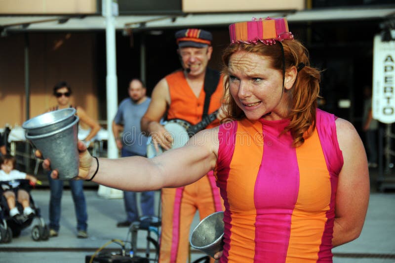 Couples Des Artistes De Rue Pendant Une Exposition Image stock ...