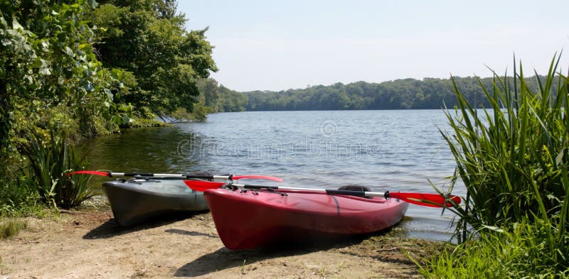 Couples Des Kayaks Sur Le Lac Photo stock - Image du pêcheur, canoës ...