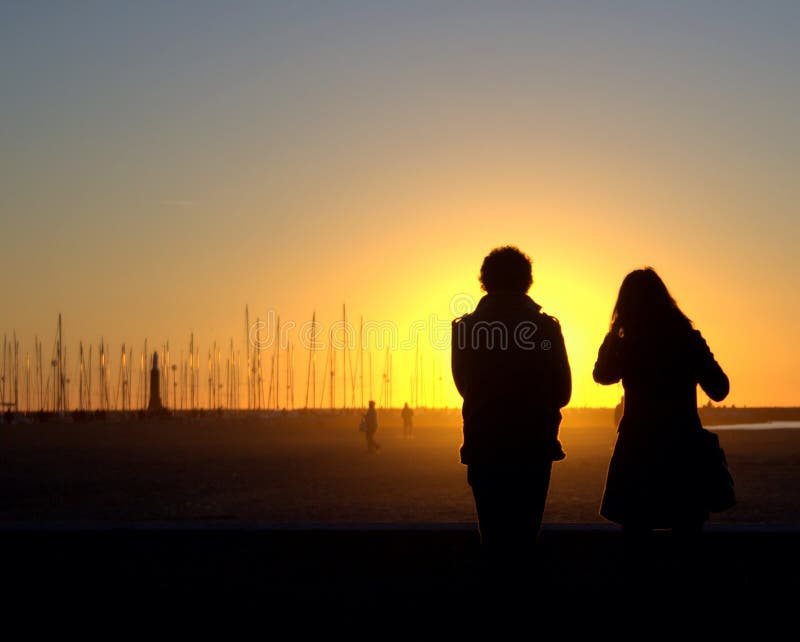Un Jour Ensoleillé, Quelques Personnes Marchent Le Long Du Trottoir Les ...