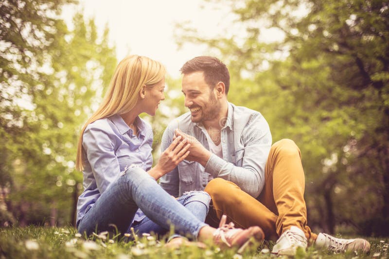 Couples Heureux Des Touristes Dans L'amour Contemplant Des Vues Image ...