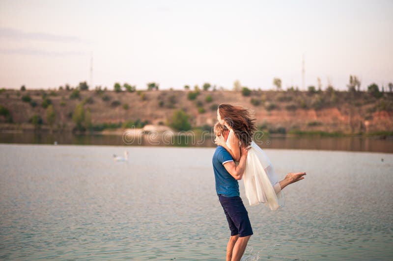 579 Photos De Homme Heureux Avec Deux Femmes De Baiser Photos De