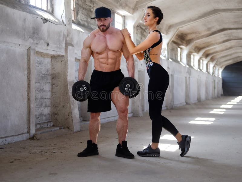 Couples Impressionnants De Forme Physique Posant Dans Le Grand Hall ...