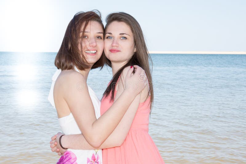 Participation Lesbienne De Couples Sétreignant Sur La Côte De Plage