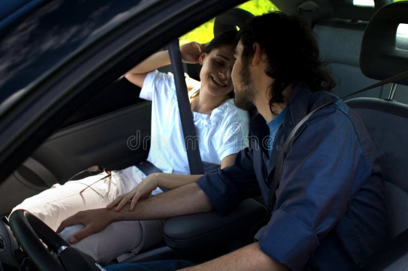 Couples mignons photo stock. Image du caucasien, siège - 1421274