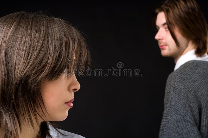 Couples Permutant Le Regard Photo stock - Image of details, dépassement ...