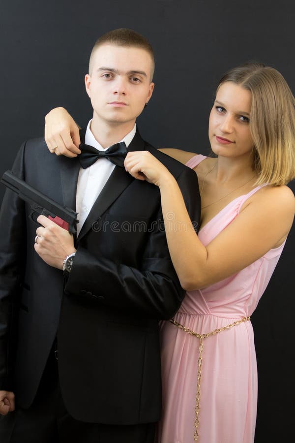 Couples Posant Dans Le Style D'agent Secret Photo stock - Image du ...
