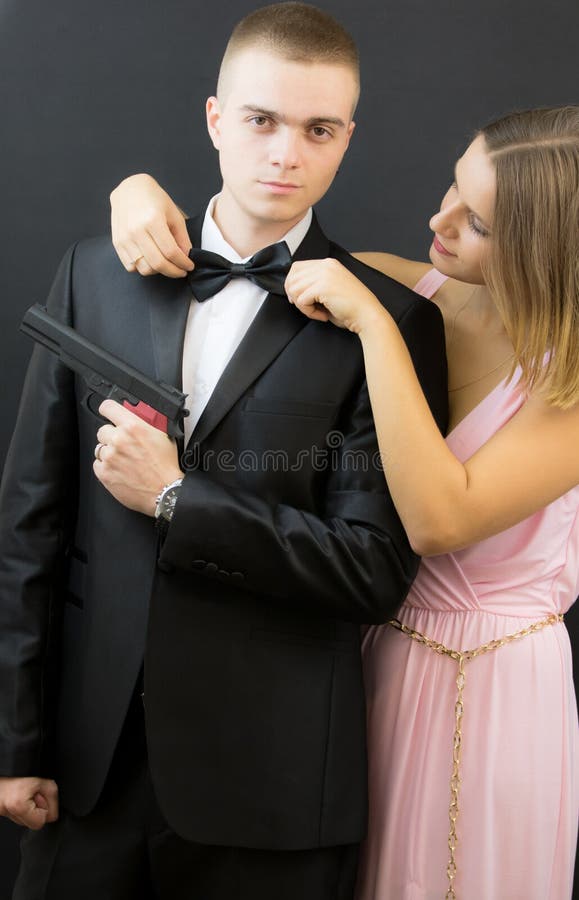 Couples Posant Dans Le Style D'agent Secret Image stock - Image du ...