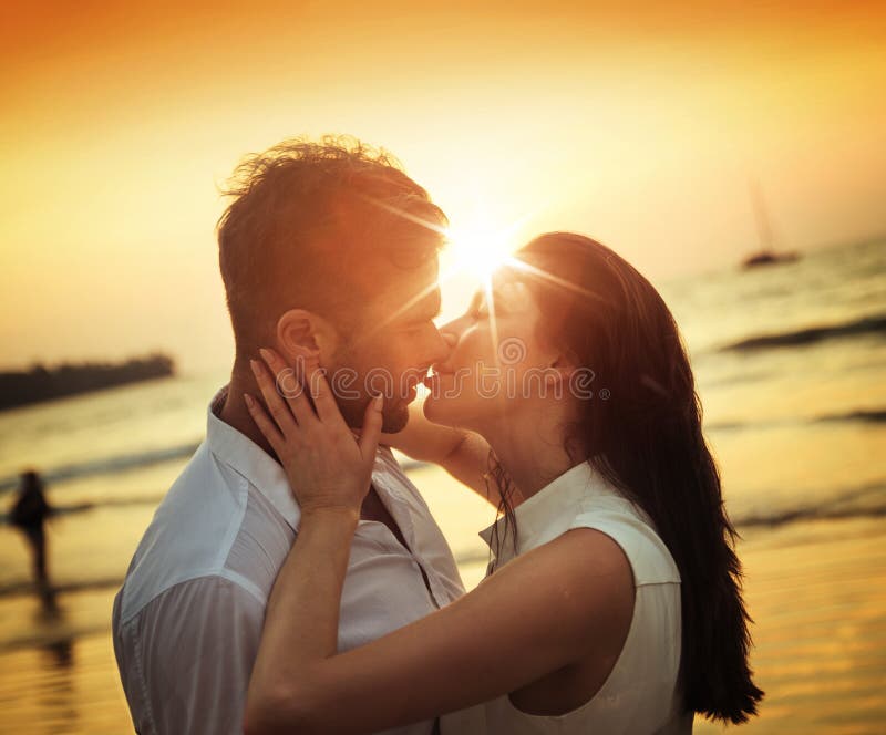 Couples Romantiques Embrassant Sur Une Plage Chaude Et Tropicale Image