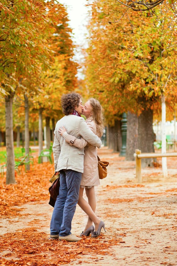 Couples Romantiques Embrassant Un Beau Jour Dautomne Photo Stock