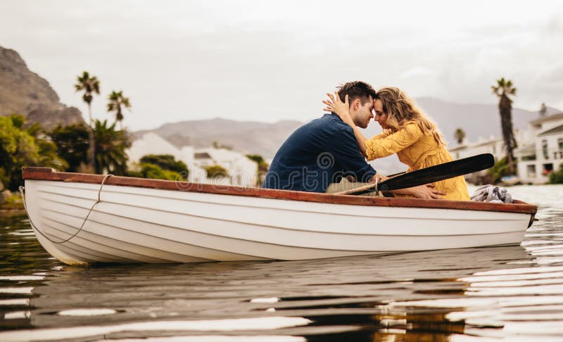 Couples Romantiques Une Date De Bateau Dans Un Lac Image stock - Image ...