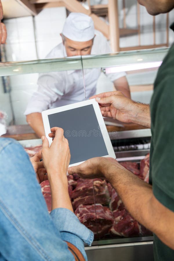 Couples De Selling Meat To De Boucher Dans La Boucherie Photo stock ...