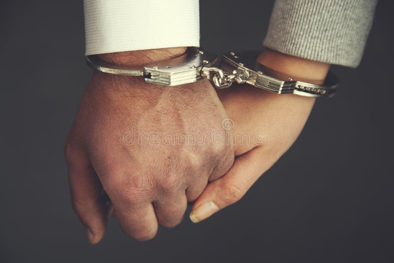 Couplez Les Menottes De Main Photo stock - Image du isolement, femme ...