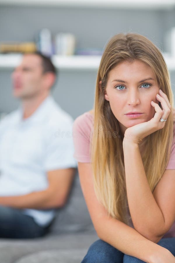 Un Conflit Entre Un Couple Se Reposant Sur Le Divan Photo Stock Image