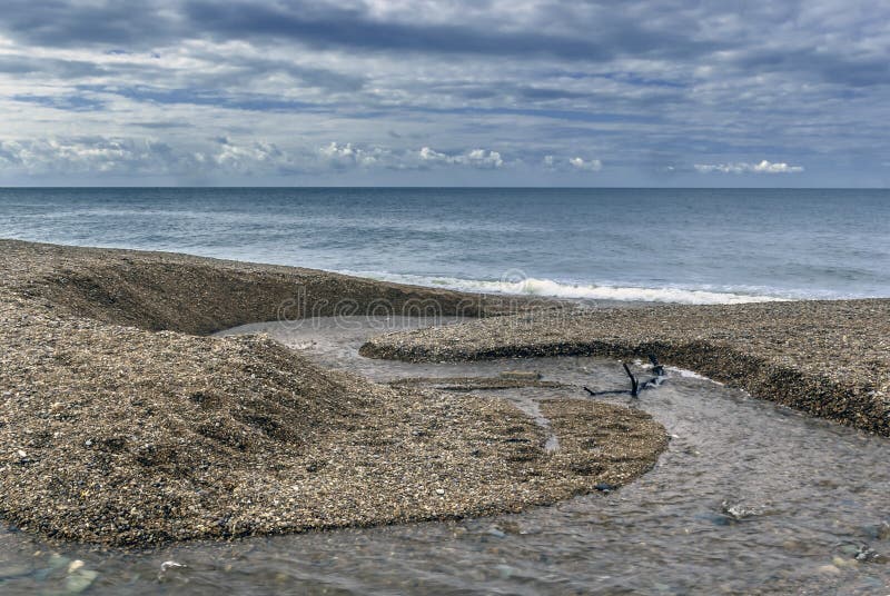 Courant D'eau Douce Entrant Dans La Mer Image stock - Image du ...