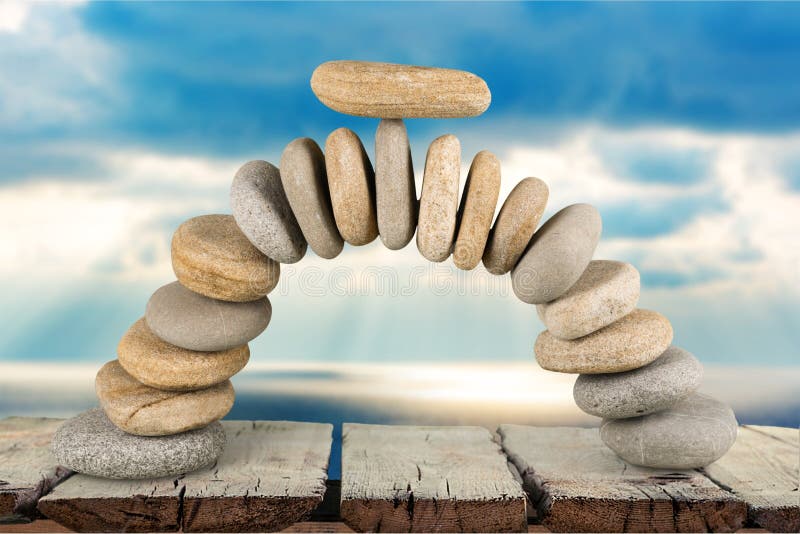 Courbure Des Cailloux Blancs Sur La Surface En Bois Image stock - Image ...