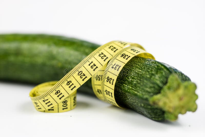 Courgette Sur Une Table Blanche Mesure De Tailleur De Mesurer La Taille ...