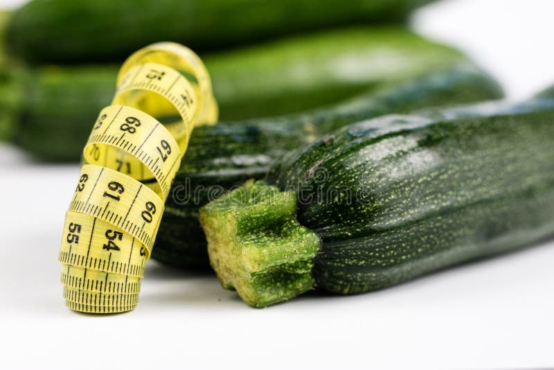 Courgette Sur Une Table Blanche Mesure De Tailleur De Mesurer La Taille ...