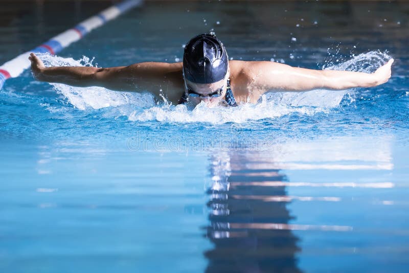 Course De Papillon De Natation De Femme Image stock - Image du capuchon ...