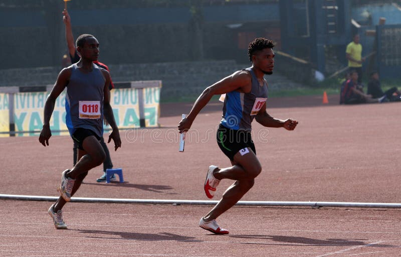 Course de relais photographie éditorial. Image du relais - 54463092