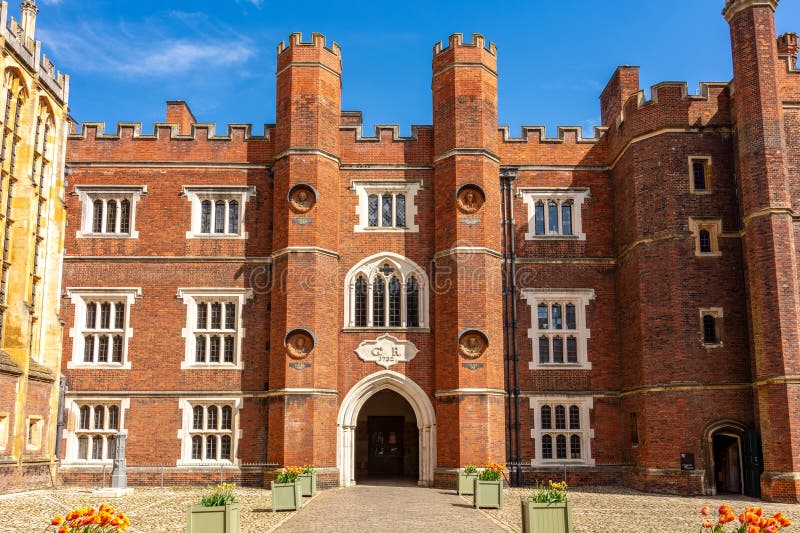 Courtyard of Hampton Court Palace in London, UK Editorial Stock Image ...