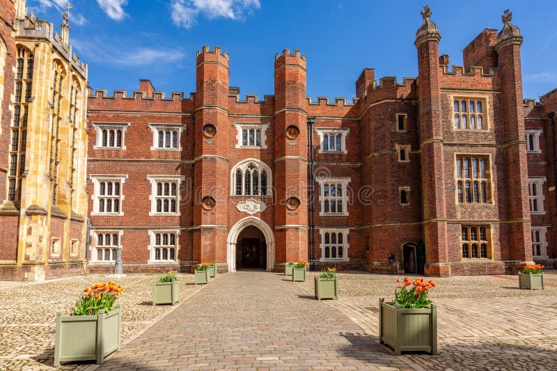 Courtyard of Hampton Court Palace in London, UK Editorial Photo - Image ...