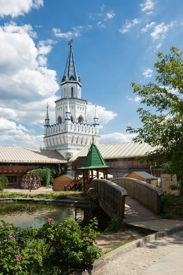 Courtyard in Izmaylovsky Kremlin in Moscow. Traditional Russian ...