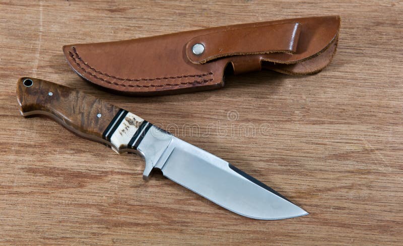 Couteau pointu photo stock. Image du planche, objet, wooden - 32713064