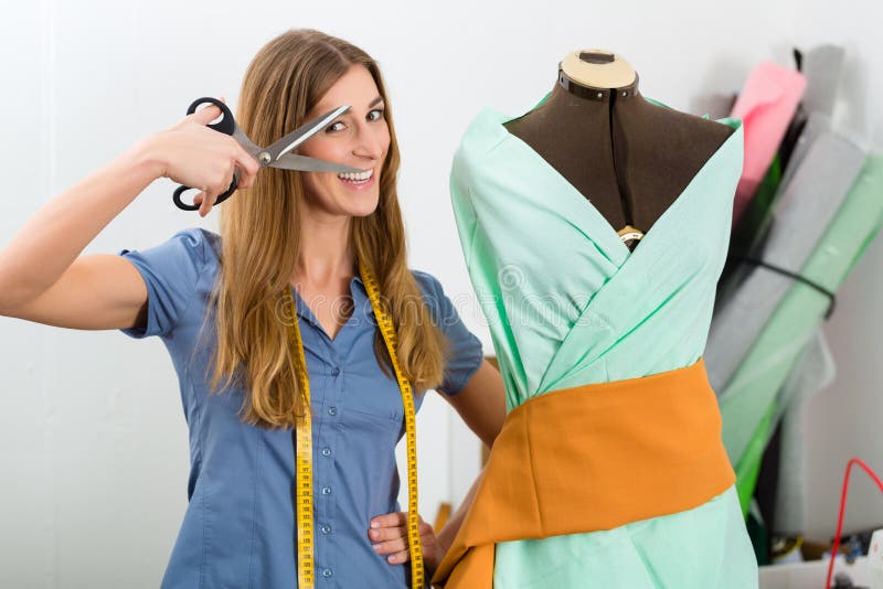 Couturier Ou Tailleur Travaillant Dans Le Studio Photo stock - Image du ...