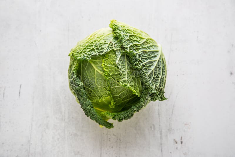 Couve Da Couve Couve Fresca Da Couve No Fundo Concreto Branco Foto de ...