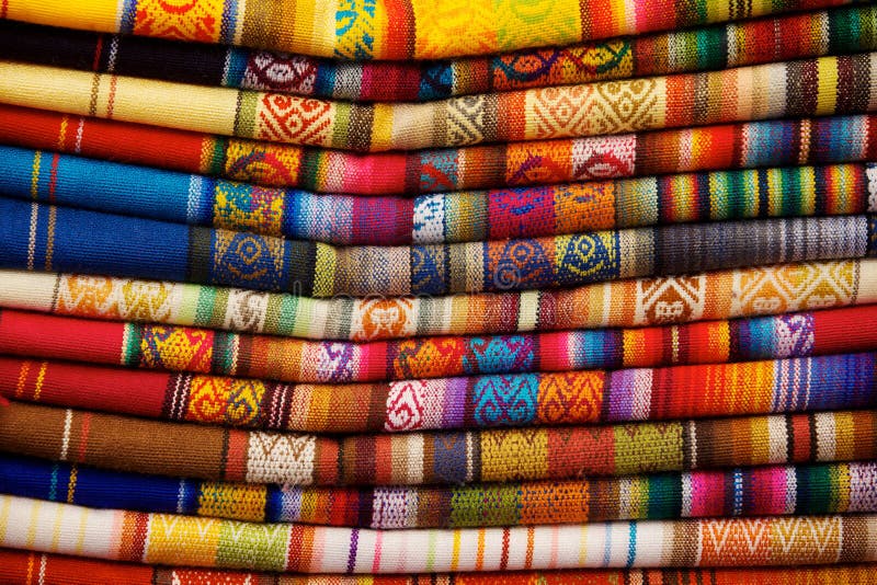 Beau Textile Péruvien Traditionnel Plié Le Tissu De Façon Ordonnée Et ...