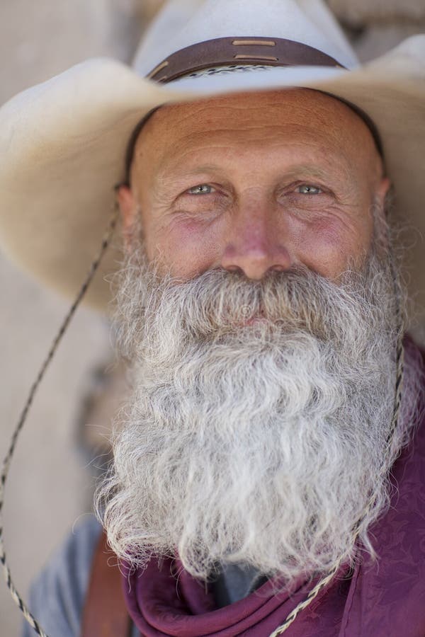 Cowboy Com Uma Barba Branca Longa Foto de Stock - Imagem de exterior ...