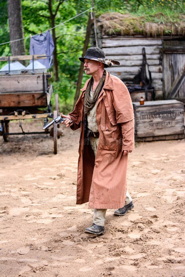 Cowboy Gunfighters photo éditorial. Image du bleu, désert - 88893491