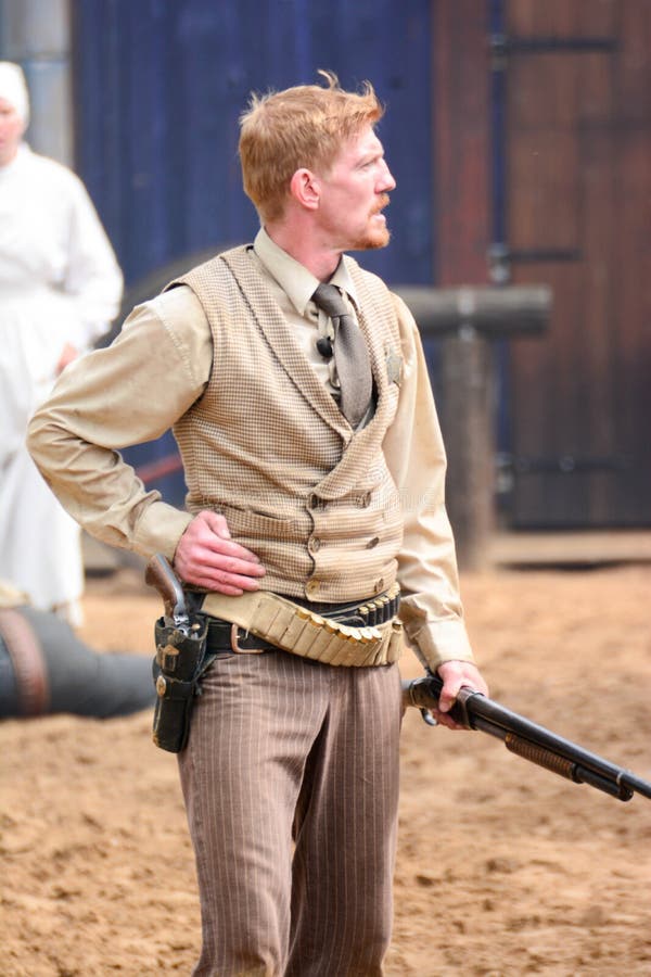 Cowboy Gunfighters image stock éditorial. Image du foule - 88893959