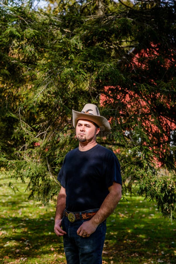 Cowboy Rancher vor Kiefer stockbild. Bild von amerikanisch - 79805481