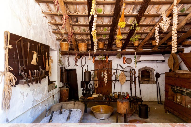 Cozinha antiga imagem de stock. Imagem de instrumentos - 81285641