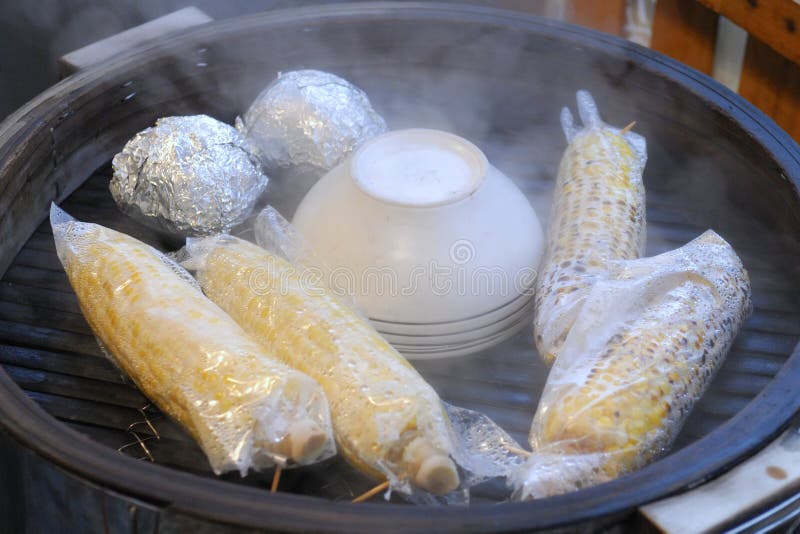 Cozinhando o milho quente foto de stock. Imagem de quente - 4051196