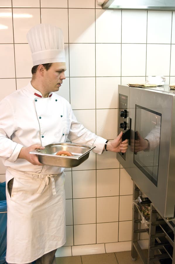 Dois Cozinheiros Chefe Profissionais Que Cozinham Na Cozinha Imagem de ...