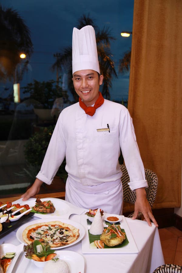 Cozinheiro Chefe Que Trabalha Na Cozinha Foto de Stock - Imagem de ...