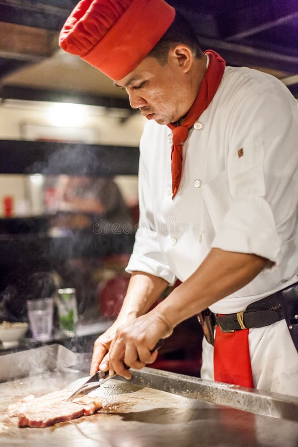 Cozinheiro Chefe Que Cozinha O Alimento Em Um Restaurante Em Bowie ...